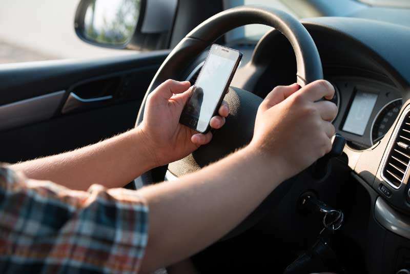 Prohíben A Conductores Usar Móviles O Atender Mensajes Mientras Manejan